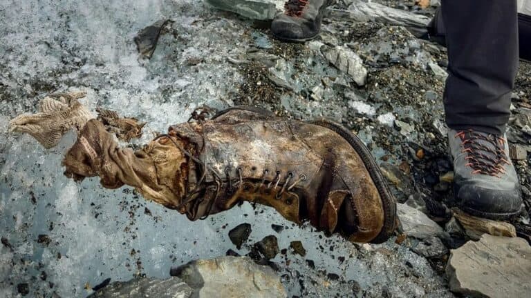 The Bodies on Mount Everest: Dead, Frozen & Left at the Top | Ultimate ...