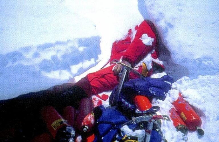 The Bodies on Mount Everest: Dead, Frozen & Left at the Top | Ultimate ...