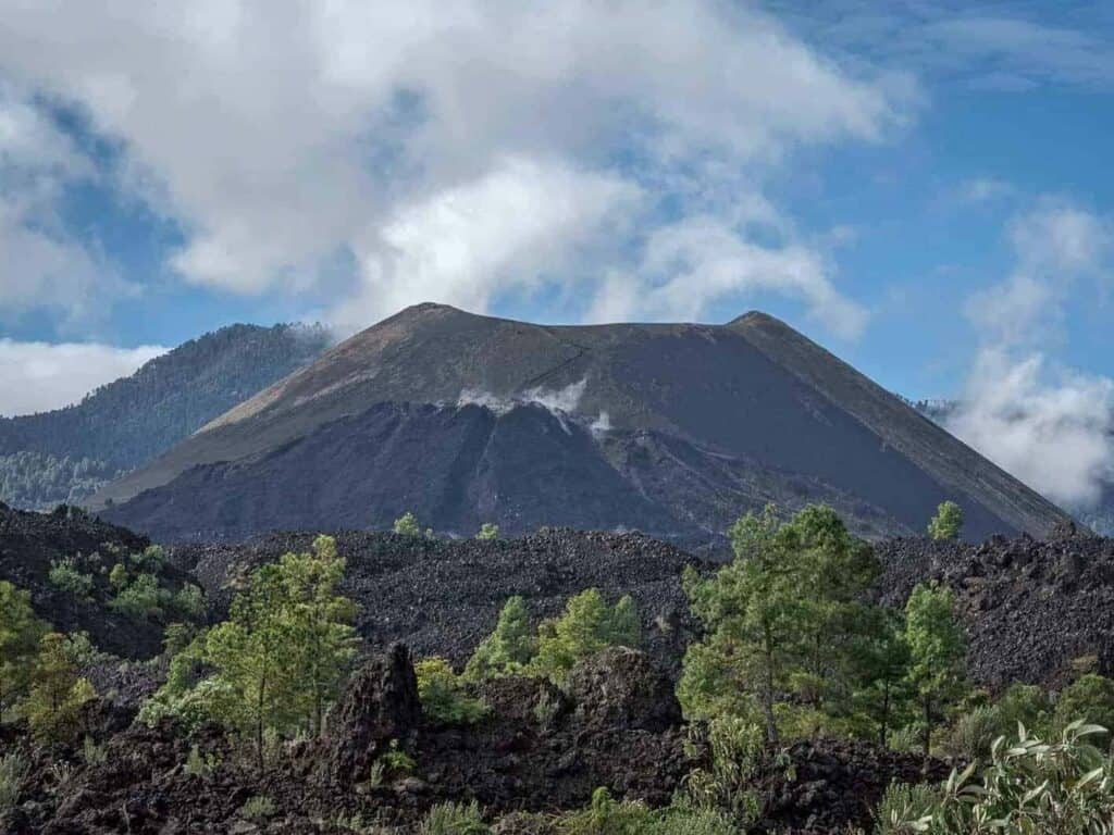 Types of Volcanoes: Characteristics & Examples (Photos) | Ultimate ...